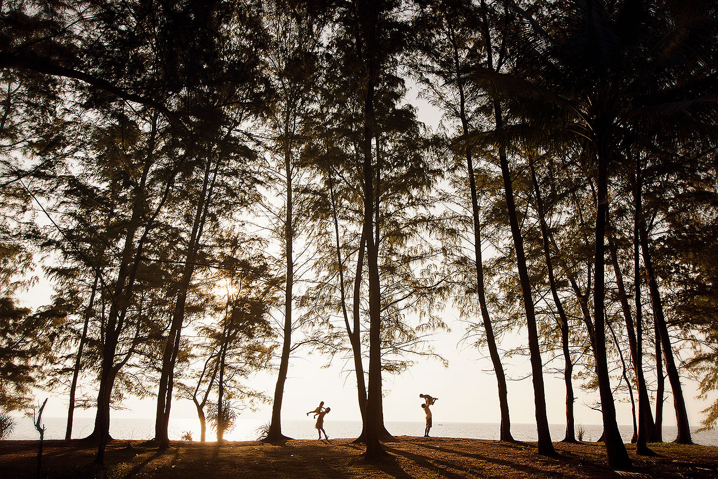Casual beach walk family session with Kwek family | darinimages