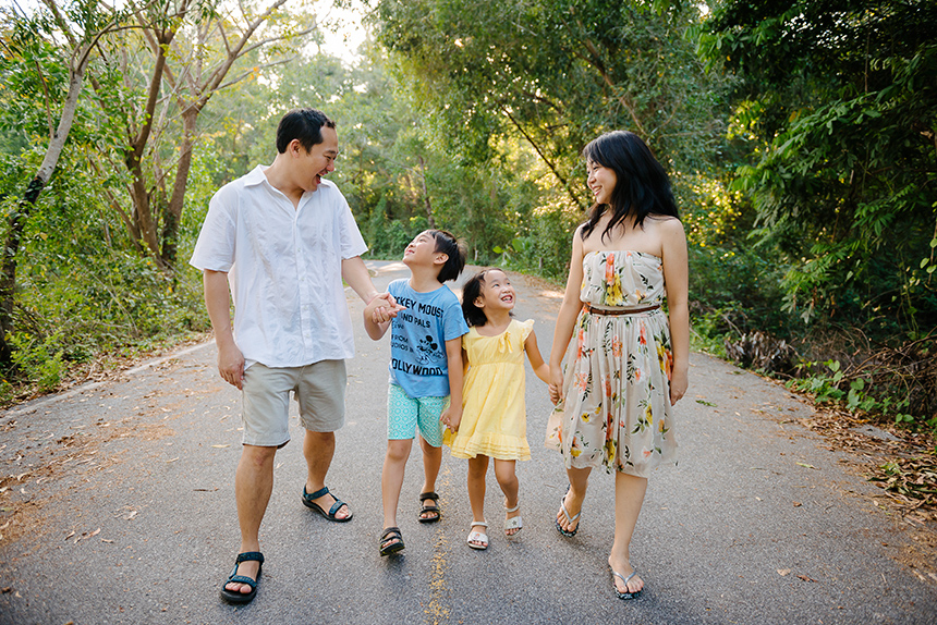 Casual beach walk family session with Kwek family | darinimages