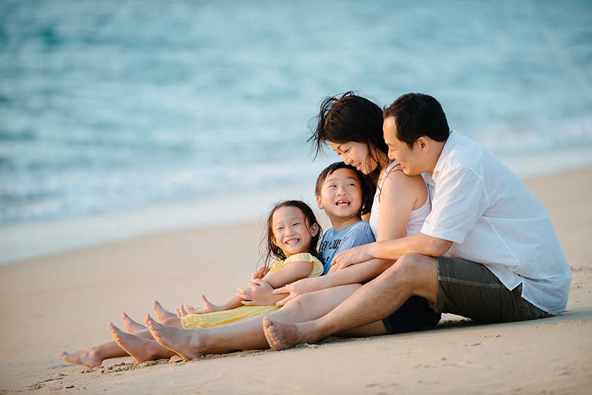 Casual beach walk family session with Kwek family | darinimages