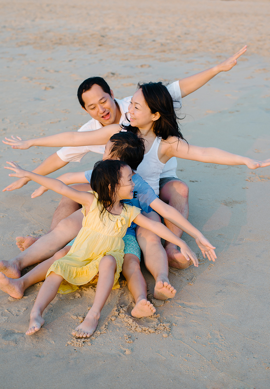 Casual beach walk family session with Kwek family | darinimages