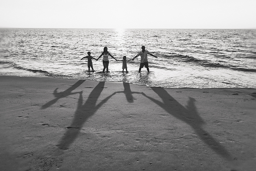 Casual beach walk family session with Kwek family | darinimages