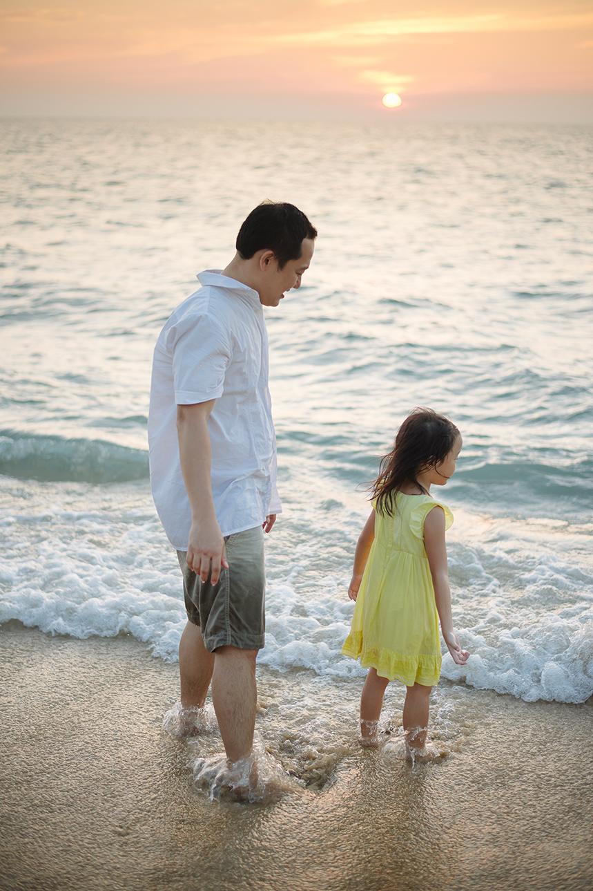 Casual beach walk family session with Kwek family | darinimages