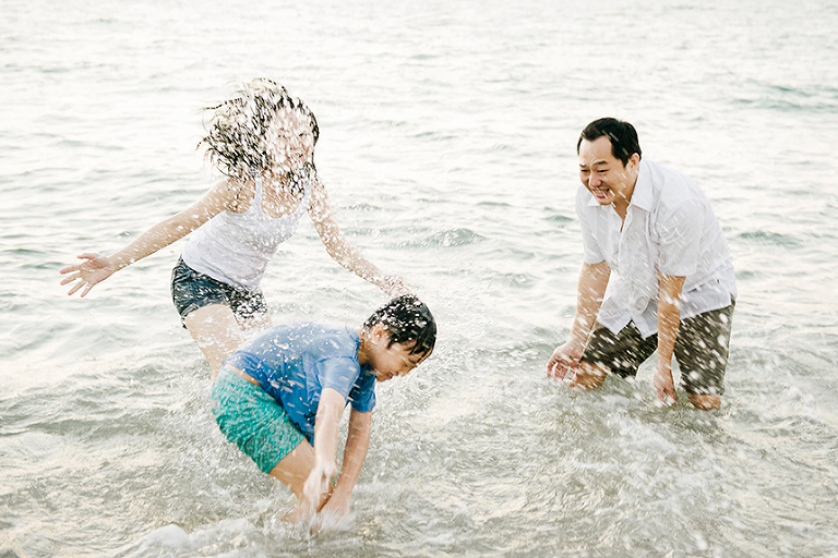 Casual beach walk family session with Kwek family | darinimages