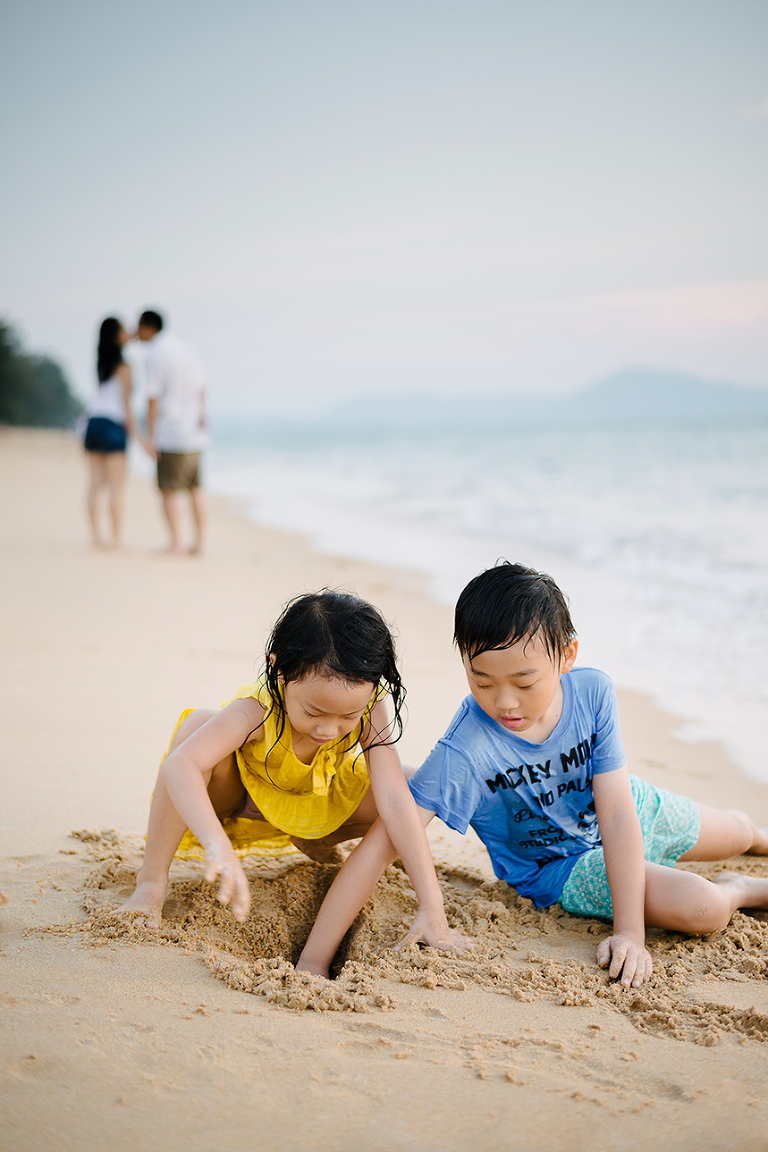 Casual beach walk family session with Kwek family | darinimages